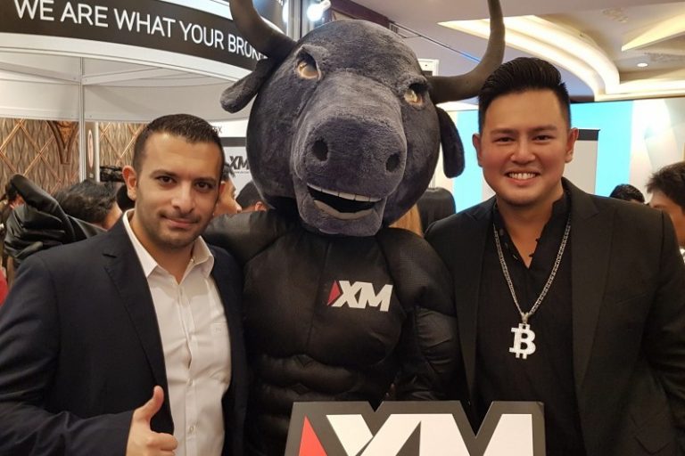 The Bitcoin Man: Crypto Beach Party - Herbert R. Sim